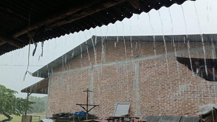 Hujan Deras dan Angin Kencang di Toba, Warga Ingatkan Pelintas Tetap Waspada - Tribun-medan.com