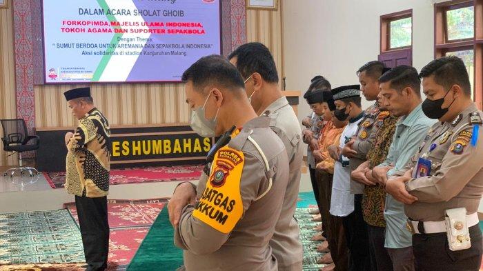 Doakan Korban, Polres Humbahas Gelar Sholat Ghoib Pasca Tragedi Kanjuruhan Malang - Tribun-medan.com