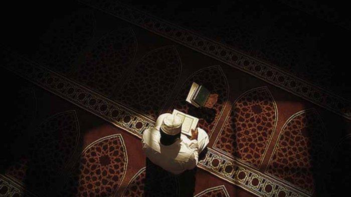 Doa Masuk Masjid dan Keluarnya, Lengkap dengan Adabnya Ketika Berada di ...