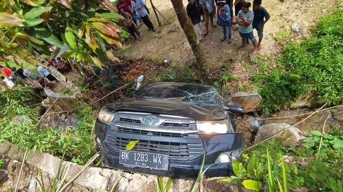 Satu Unit Innova Reborn Alami Lakalantas Hingga Terperosok ke Jurang di ...