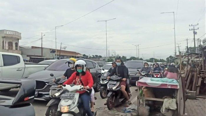 Jalan Cemara Macet Panjang, Ratusan Kendaraan Berdesakan Masuk Komplek ...