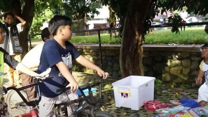 Lama tak Muncul di TV, Pelawak Kondang Ini Kini Jualan Lato-lato di Pinggir Jalan - Tribun-medan.com