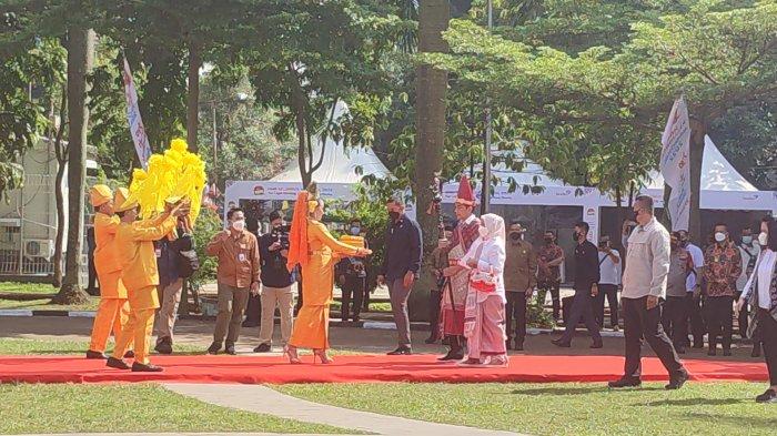 Jokowi Bergaya Seperti Raja Batak, Pakai Baju Adat dan Pegang Tongkat ...