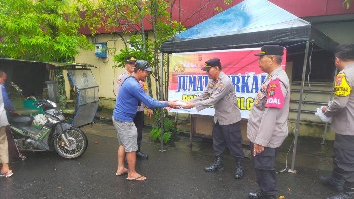 Jumat Berkah, Polres Sibolga Bagi-bagi Nasi kepada Warga dan Pengendara di Jalan - Tribun-medan.com