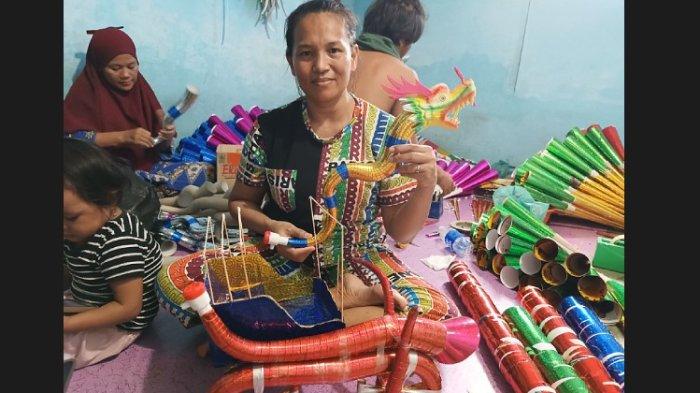 Jelang Tahun Baru 2023, Pengrajin Terompet Musiman Asal Kota Medan ...