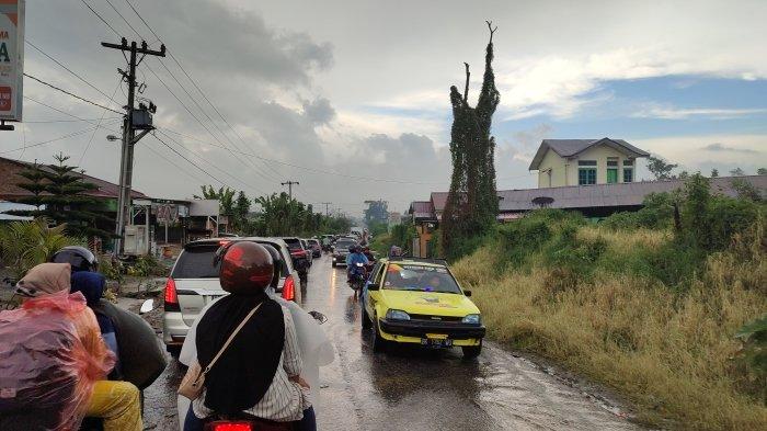 Akhir Pekan, Kabanjahe-Merek Macet Parah, Kendaraan Jalan Merayap - Tribun-medan.com
