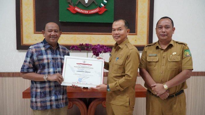 Kabupaten Langkat Terima Penghargaan Kabupaten Peduli HAM dengan Nilai Tertinggi - Tribun-medan.com