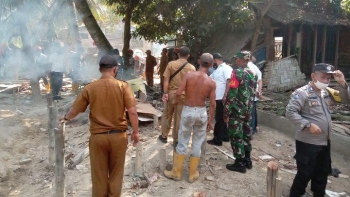 Polisi dan Pihak Kecamatan Medan Labuhan Hancurkan Rumah Warga yang Jadi Sarang Narkoba - Tribun ...