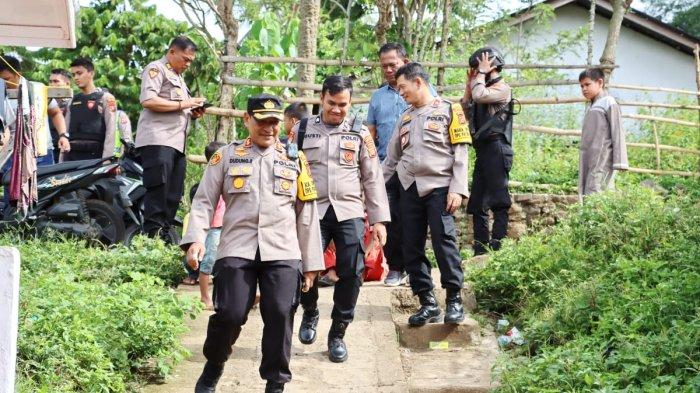 Kapolres Papadangsidimpuan AKBP Dudung Setyawan Pimpin Gerebek Kampung Narkoba di Silayang ...