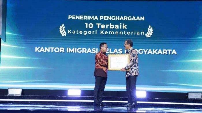 Kemenkumham Raih Dua Penghargaan Pelayanan Publik dari Kementerian ...
