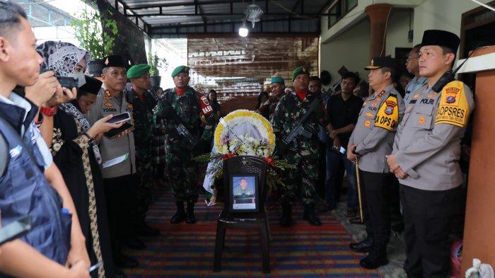 Melayat ke Rumah Duka Alm Serda Syaiful Anwar, Kapolda Sumut: Turut Berbelasungkawa - Tribun ...
