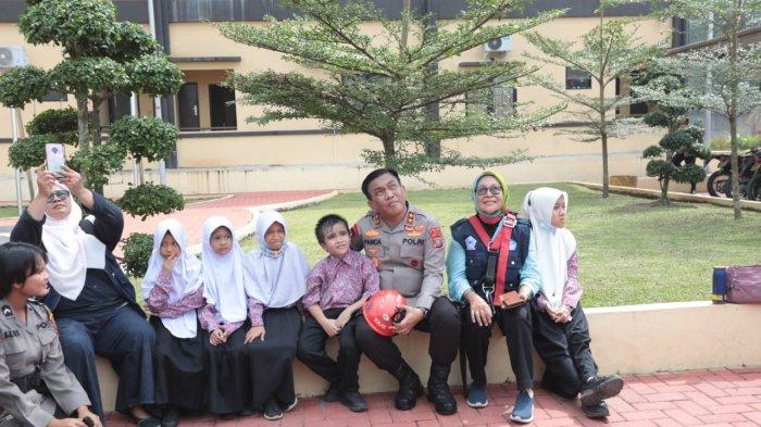 Kapolda Sumut Ajak Anak SLB Bermain di Taman Sabhara - Tribun-medan.com