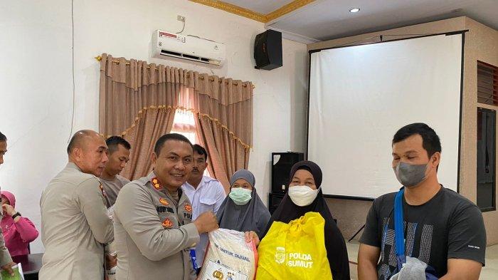 Kapolres Tapteng Salurkan Paket Sembako Kepada Masyarakat - Tribun-medan.com