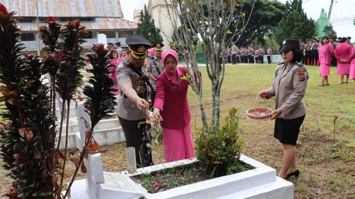 Hut Ke 77 Bhayangkara Kapolres Toba Pimpin Upacara Ziarah Di Tmp