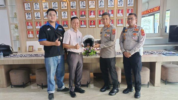Kapolrestabes Medan Terima Bantuan 100 Helm untuk Personel Lantas - Tribun-medan.com