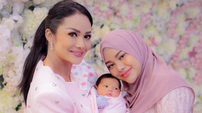 Demi Gendong Cucu Krisdayanti Rela Tampil Polos, Wajah Asli Tanpa Make Up Jadi Sorotan - Tribun ...