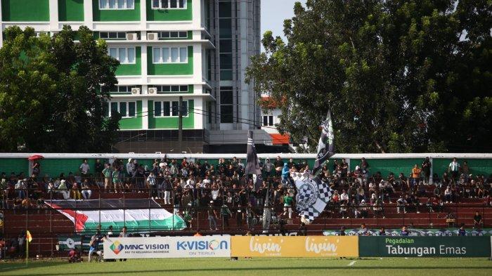 Bentuk Rasa Kemanusiaan, Supporter PSMS Medan Bentangkan Bendera ...