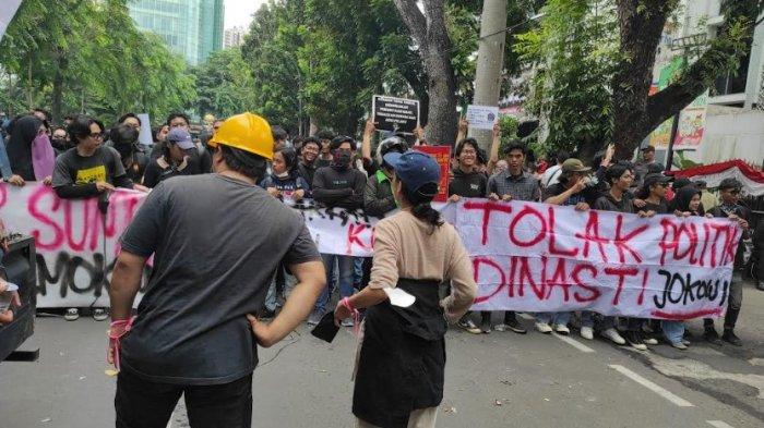Mahasiswa yang Demo di Depan DPRD Sumut Tak Kompak dan Tampak ...