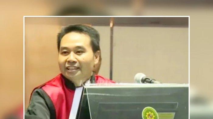 Sejak SD Sudah Kerja, Eman Sulaeman Hakim yang Bebaskan Pegi Sempat ... Sejak SD Sudah Kerja, Eman Sulaeman Hakim yang Bebaskan Pegi Sempat ...