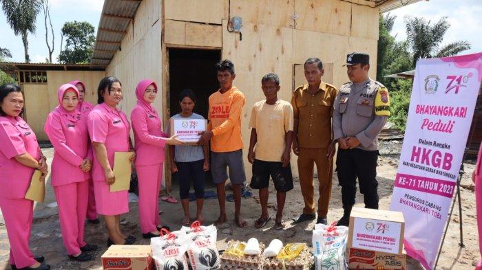 Bagi-bagi Sembako Ketua Bhayangkari Polres Toba Jelang HUT HKGB-71 ...