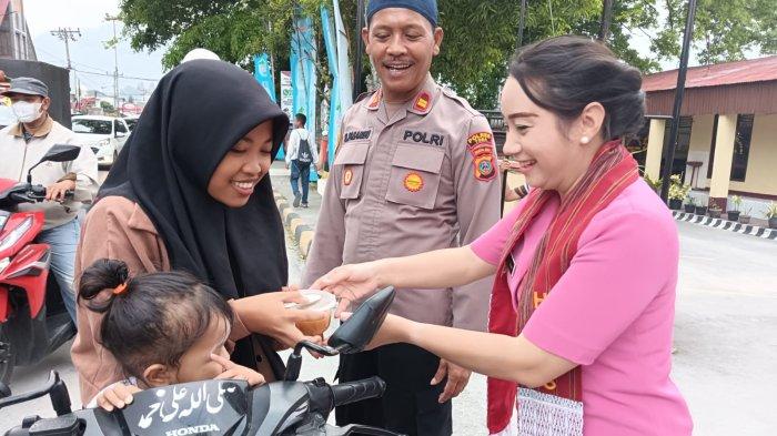 Turun ke Jalan, Bhayangkari Polres Toba Bagikan Takjil untuk Pengendara - Tribun-medan.com