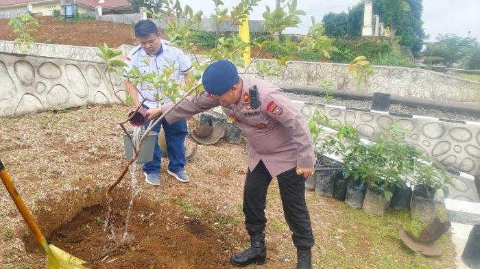 Danyon C Sat Brimob Polda Sumut Pimpin Penanaman Pohon dalam Songsong Hari Bhayangkara ke-78 ...