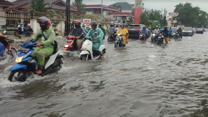 BANJIR di Jalan Sei Batang Hari, Banyak Kendaraan yang Mogok saat Lewati Genangan Air - Tribun ...