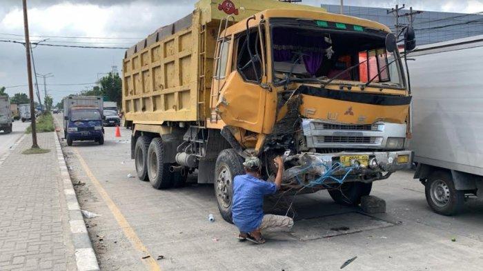BREAKING NEWS: Dump Truk Tabrak 6 Mobil yang Sedang Parkir, Diduga Rem Blong - Tribun-medan.com