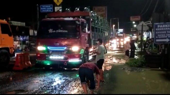 Ruas Jalan Lintas Sumatera Digenangi Banjir, Jalur Lalu Lintas Sergai-Medan Dialihkan Lewat Tol ...