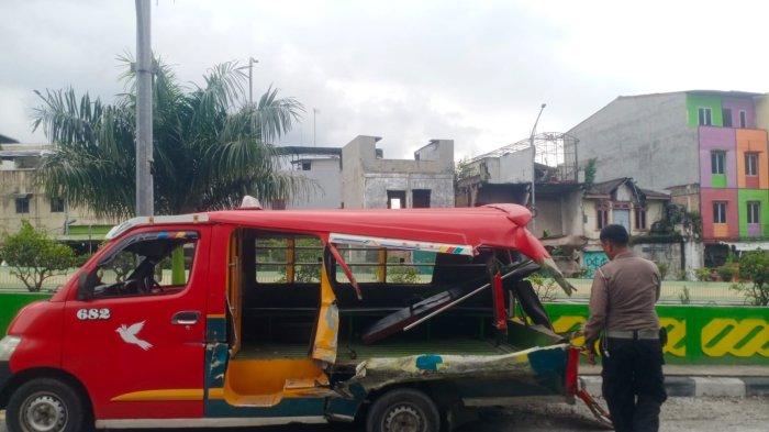 Ugal-ugalan dan Berebut Penumpang, Angkot di Medan Tabrak Mobil yang Berhenti, 3 Penumpang ...