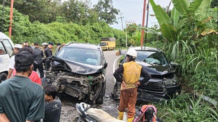 Mobil Rombongan Istri Pj Wali Kota Padangsidimpuan Adu Banteng dengan ...