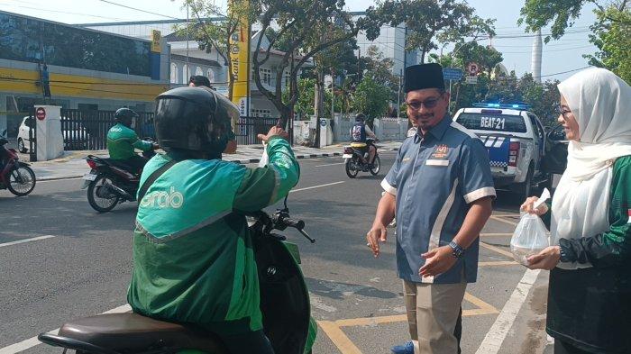 Konsulat Jenderal Malaysia di Medan Bebagi Takjil Bubur Lambuk, Makanan ...