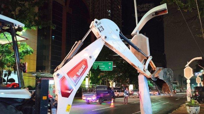 Ada Kontraktor Belum Lunasi Uang Proyek Gagal Lampu Pocong, Bobby ...