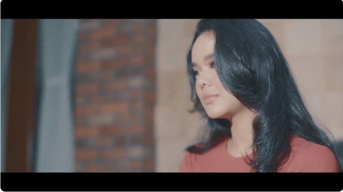 Arti dan Lirik Lagu Batak Jatuh Cinta Au tu Ho Dipopulerkan oleh Putri Siagian - Tribun-medan.com