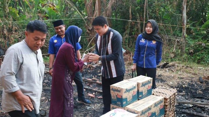 Ricky Anthony Bantu Warga Tak Mampu di Langkat Usai Kutip Beras Dipuing-Puing Sisa Kebakaran ...