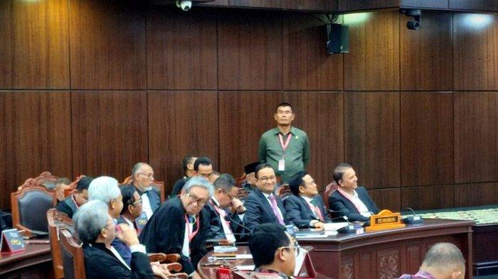 Momen Ketika Anies Dan Ganjar Saling Lirik Dan Tersenyum Saat Hakim Mk