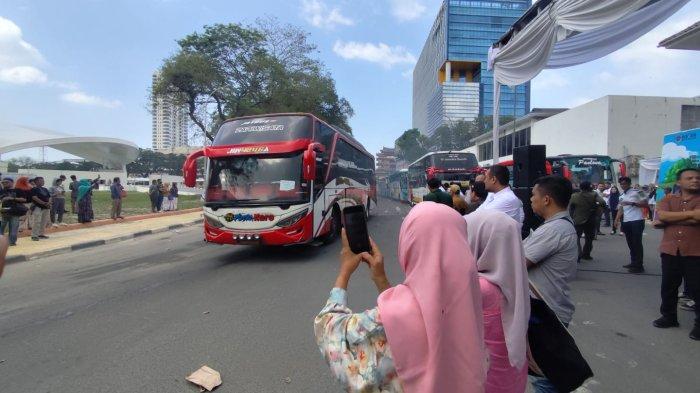 Kapolrestabes Medan dan Dandim 0201 Dampingi Wali Kota Rico Waas Lepas 120 Bus Mudik Gratis ...