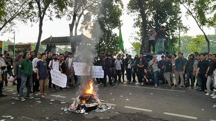 Demo Tolak Kenaikan Harga BBM, Ratusan Kader HMI Bakar Ban, Kecewa Tak Ditemui Anggota DPRD ...