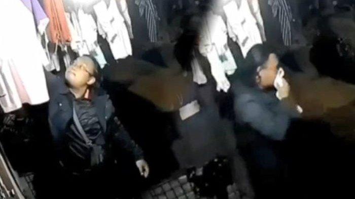 TEREKAM CCTV Aksi Menjijikan Seorang Pria, Maling Pakaian Dalam Wanita Kemudian Dicium-cium ...