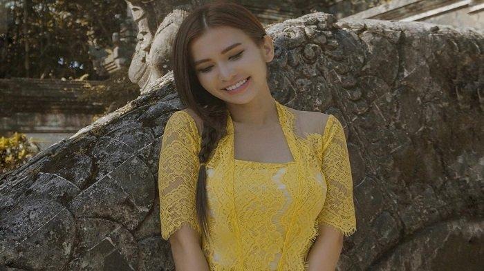 Tak Biasa Sampai Banjir Pujian, Maria Vania Tampil Bak Gadis Desa, Menawan Pakai Kebaya Kuning ...