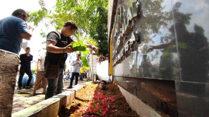 Demo dan Aksi Kubur Diri di DPRD Tanjungbalai, Minta Dana Hibah Rp 2,8 ...