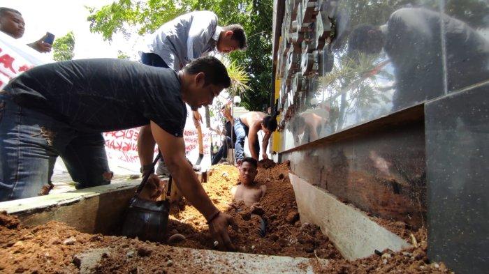 UNJUKRASA di Kantor DPRD Tanjungbalai, Pendemo Lakukan Aksi Kubur Diri ...