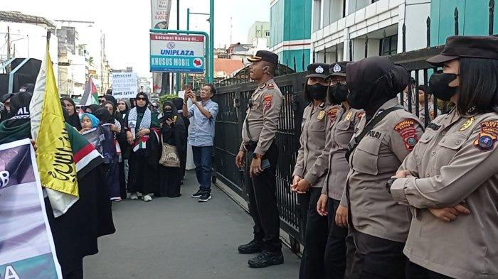 Personel Polrestabes Medan Kawal Unjuk Rasa Solidaritas Bela Palestina ...