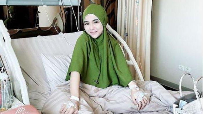 Muka Murung, Begini Penampilan Terbaru Medina Zein Pakai Baju Tahanan ...