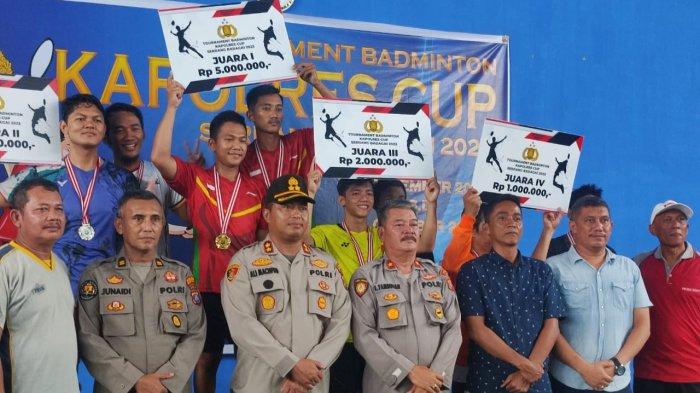 Serahkan Medali kepada Pemenang Badminton Polres Sergai, AKBP Ali ...
