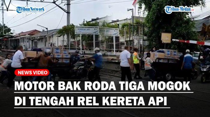 Motor Bak Roda Tiga Mogok di Rel Kereta Api, Warga Panik saat Kereta ...