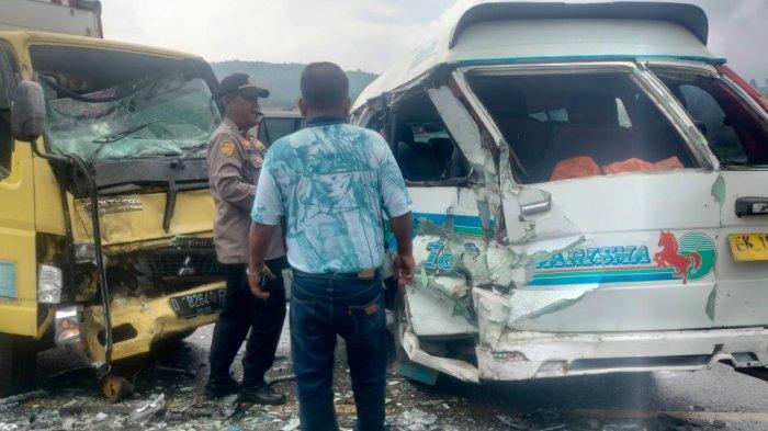 Sopir Travel Parisma Kabur Usai Tabrakan dengan Mobil Boks, Tinggalkan ...