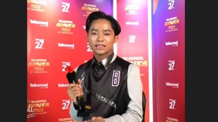 RAIH Penghargaan, Betrand Nangis Sesenggukan Tunjukkan Piala ke Ruben Onsu yang Terbaring Sakit ...