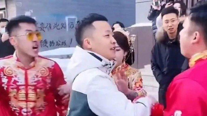 Nekat Pria Ini Datangi Pernikahan Mantannya Pakai Baju Pengantin Pilu