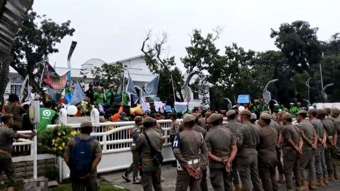 Ratusan Ojek Online Demo Datangi Kantor Gubernur, Tolak Tarif Murah ... Ratusan Ojek Online Demo Datangi Kantor Gubernur, Tolak Tarif Murah ...
